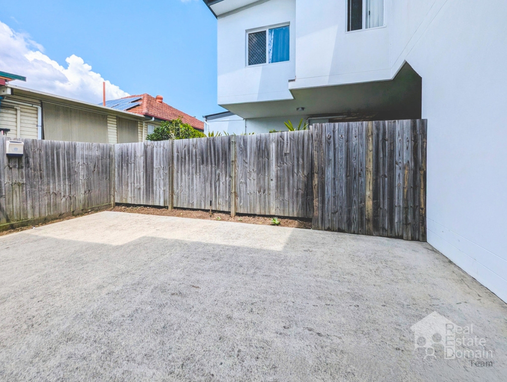 Modern Ground-Floor Living in a Prime Location – Real Estate Domain Team